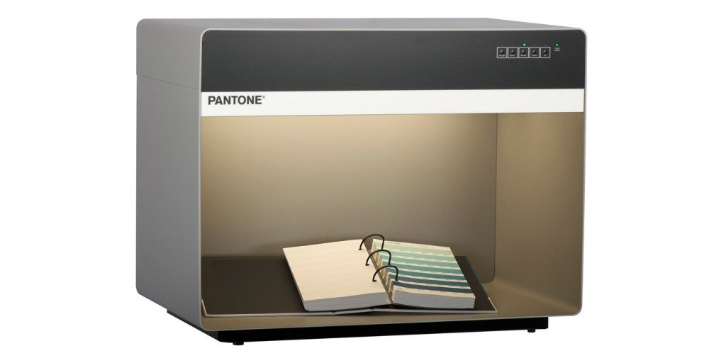 Pantone präsentiert neue Lichtboxen zur Farberkennung